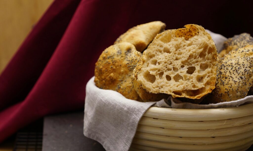 Lækre koldhævede boller bagt på bagestål - opskrift på luftige boller ...